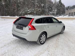 White Volvo V60 2011 in Jonava, with an engine capacity of 1.98 L and mileage of 274 thousand km for 5150 €, photo 6 on AUTOMOTO.COM.LV