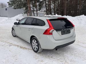 White Volvo V60 2011 in Jonava, with an engine capacity of 1.98 L and mileage of 274 thousand km for 5150 €, photo 8 on AUTOMOTO.COM.LV