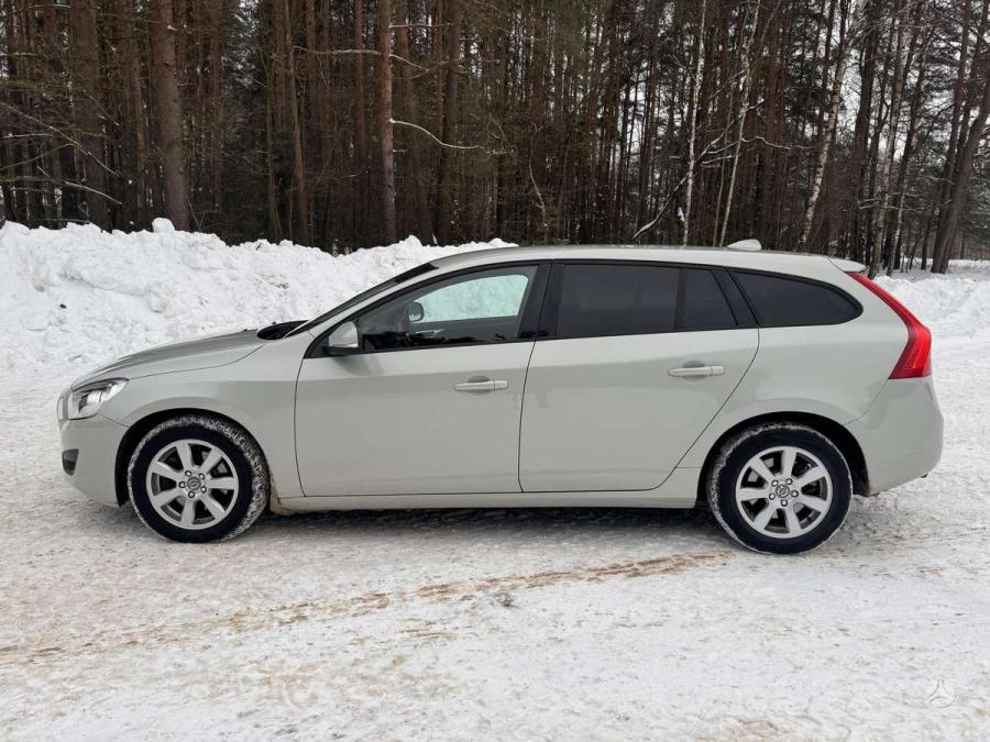 White Volvo V60 2011 in Jonava, with an engine capacity of 1.98 L and mileage of 274 thousand km for 5150 €, photo 9 on AUTOMOTO.COM.LV