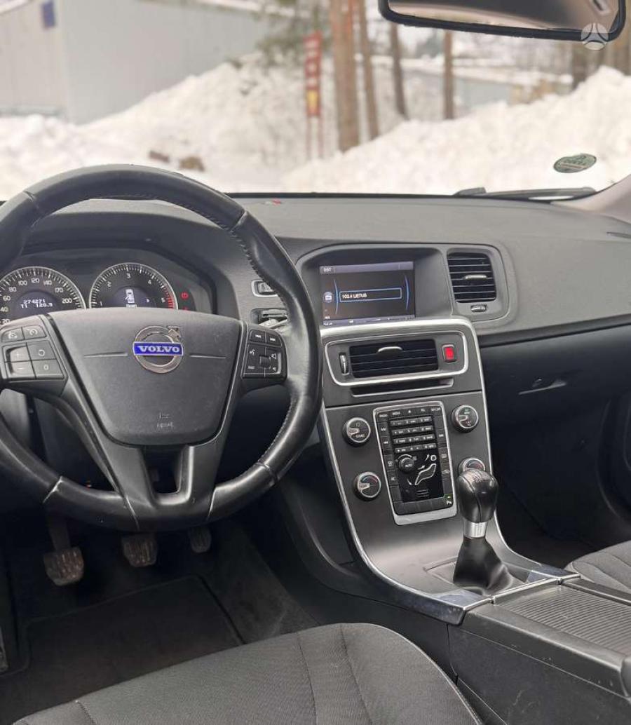 White Volvo V60 2011 in Jonava, with an engine capacity of 1.98 L and mileage of 274 thousand km for 5150 €, photo 13 on AUTOMOTO.COM.LV