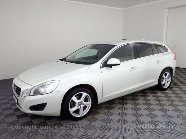 White Volvo V60 2011 in Tallinn, with an engine capacity of 2.00 L and mileage of 274 thousand km for 3999 €, photo 2 on AUTOMOTO.COM.LV