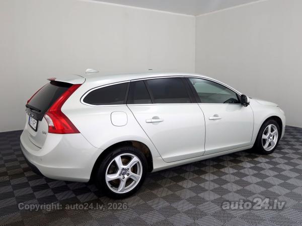 White Volvo V60 2011 in Tallinn, with an engine capacity of 2.00 L and mileage of 274 thousand km for 3999 €, photo 3 on AUTOMOTO.COM.LV