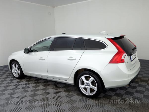 White Volvo V60 2011 in Tallinn, with an engine capacity of 2.00 L and mileage of 274 thousand km for 3999 €, photo 4 on AUTOMOTO.COM.LV