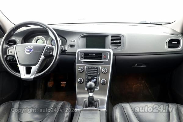 White Volvo V60 2011 in Tallinn, with an engine capacity of 2.00 L and mileage of 274 thousand km for 3999 €, photo 5 on AUTOMOTO.COM.LV