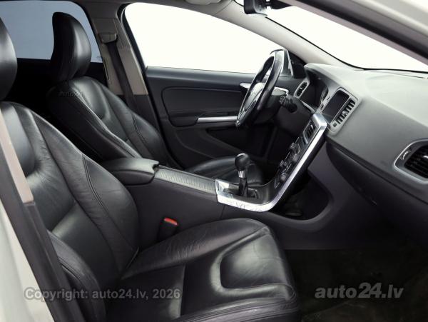 White Volvo V60 2011 in Tallinn, with an engine capacity of 2.00 L and mileage of 274 thousand km for 3999 €, photo 6 on AUTOMOTO.COM.LV