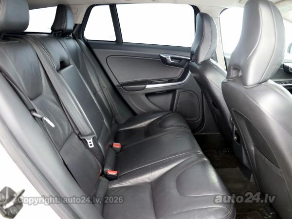 White Volvo V60 2011 in Tallinn, with an engine capacity of 2.00 L and mileage of 274 thousand km for 3999 €, photo 7 on AUTOMOTO.COM.LV