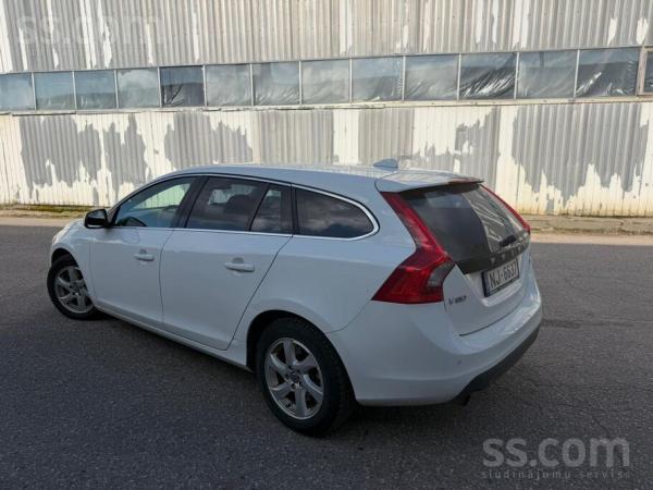 White Volvo V60 2011 in Riga, with an engine capacity of 2.00 L and mileage of 330 thousand km for 6650 €, photo 1 on AUTOMOTO.COM.LV