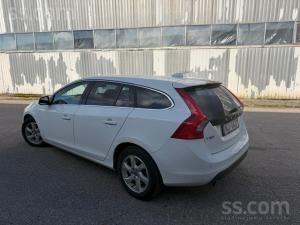 Balts Volvo V60 2011 Rīga, ar dzinēja tilpumu 2.00 L un nobraukumu 330 tūkst. km par 6650 €, foto  vietnē AUTOMOTO.COM.LV