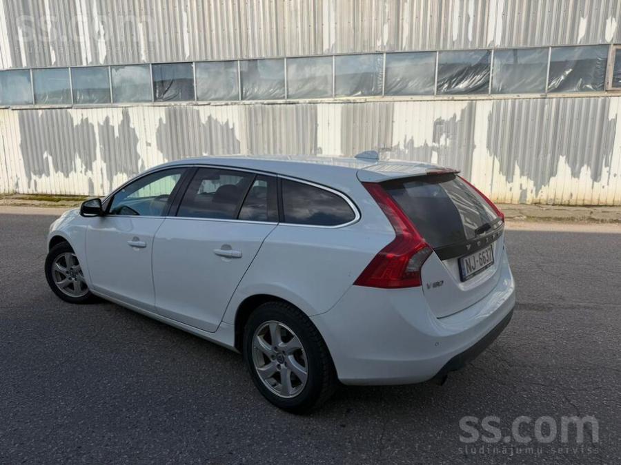 Balts Volvo V60 2011 Rīga, ar dzinēja tilpumu 2.00 L un nobraukumu 330 tūkst. km par 6650 €, foto 1 vietnē AUTOMOTO.COM.LV
