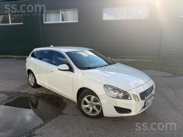 White Volvo V60 2011 in Riga, with an engine capacity of 2.00 L and mileage of 330 thousand km for 6650 €, photo 2 on AUTOMOTO.COM.LV