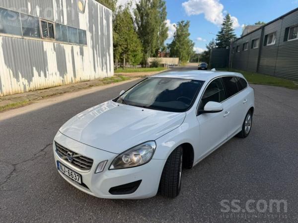 White Volvo V60 2011 in Riga, with an engine capacity of 2.00 L and mileage of 330 thousand km for 6650 €, photo 3 on AUTOMOTO.COM.LV
