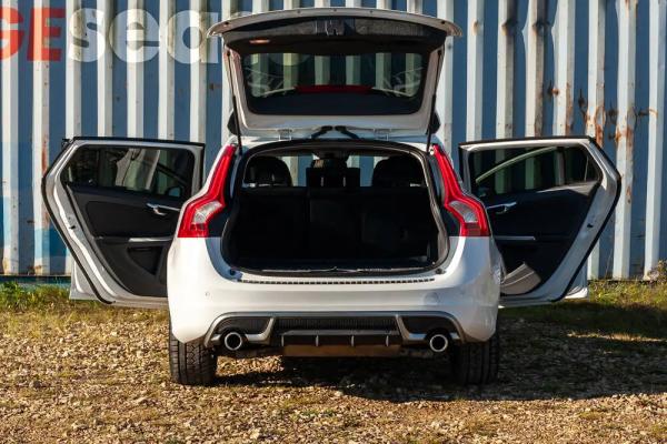 White Volvo V60 2011 in Riga, with an engine capacity of 1.60 L and mileage of 154 thousand km for 7995 €, photo 5 on AUTOMOTO.COM.LV