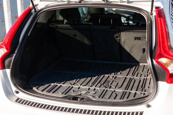 White Volvo V60 2011 in Riga, with an engine capacity of 1.60 L and mileage of 154 thousand km for 7995 €, photo 6 on AUTOMOTO.COM.LV