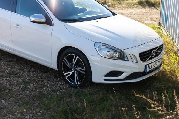 White Volvo V60 2011 in Riga, with an engine capacity of 1.60 L and mileage of 154 thousand km for 7995 €, photo 10 on AUTOMOTO.COM.LV
