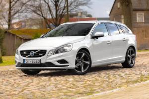 Balts Volvo V60 2011 Jelgava, ar dzinēja tilpumu 2.00 L un nobraukumu 320 tūkst. km par 7200 €, foto  vietnē AUTOMOTO.COM.LV