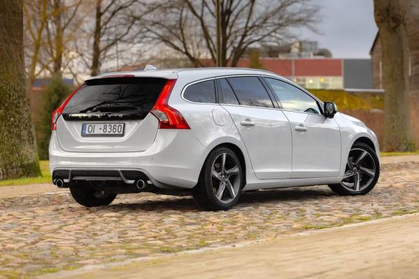 Balts Volvo V60 2011 Jelgava, ar dzinēja tilpumu 2.00 L un nobraukumu 320 tūkst. km par 7200 €, foto 5 vietnē AUTOMOTO.COM.LV
