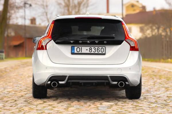 Balts Volvo V60 2011 Jelgava, ar dzinēja tilpumu 2.00 L un nobraukumu 320 tūkst. km par 7200 €, foto 6 vietnē AUTOMOTO.COM.LV