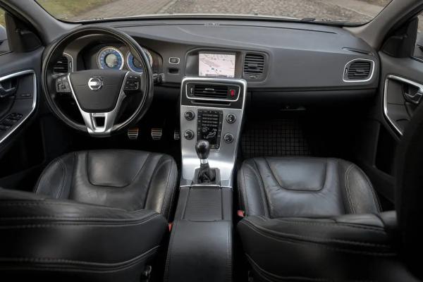 Balts Volvo V60 2011 Jelgava, ar dzinēja tilpumu 2.00 L un nobraukumu 320 tūkst. km par 7200 €, foto 7 vietnē AUTOMOTO.COM.LV
