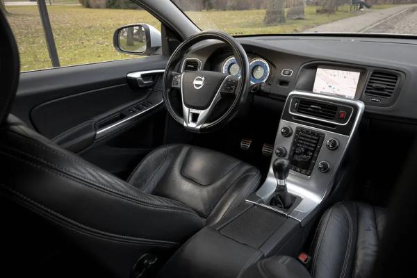Balts Volvo V60 2011 Jelgava, ar dzinēja tilpumu 2.00 L un nobraukumu 320 tūkst. km par 7200 €, foto 8 vietnē AUTOMOTO.COM.LV