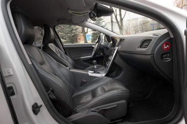 Balts Volvo V60 2011 Jelgava, ar dzinēja tilpumu 2.00 L un nobraukumu 320 tūkst. km par 7200 €, foto 9 vietnē AUTOMOTO.COM.LV