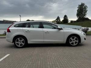 Balts Volvo V60 2011 Rēzekne, ar dzinēja tilpumu 2.00 L un nobraukumu 254 tūkst. km par 5900 €, foto 5 vietnē AUTOMOTO.COM.LV