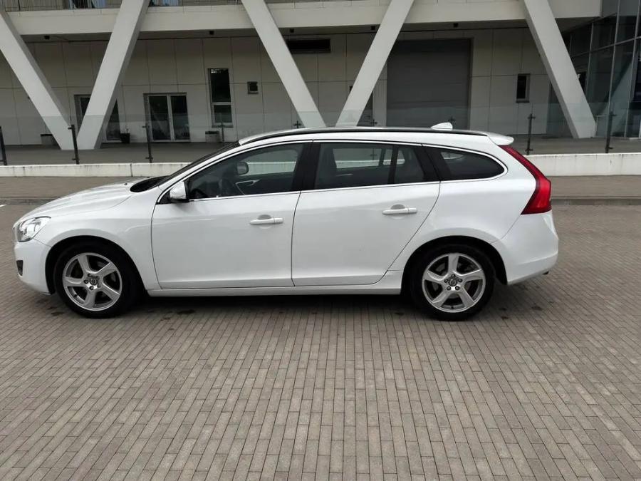 Balts Volvo V60 2011 Rēzekne, ar dzinēja tilpumu 2.00 L un nobraukumu 254 tūkst. km par 5900 €, foto 8 vietnē AUTOMOTO.COM.LV