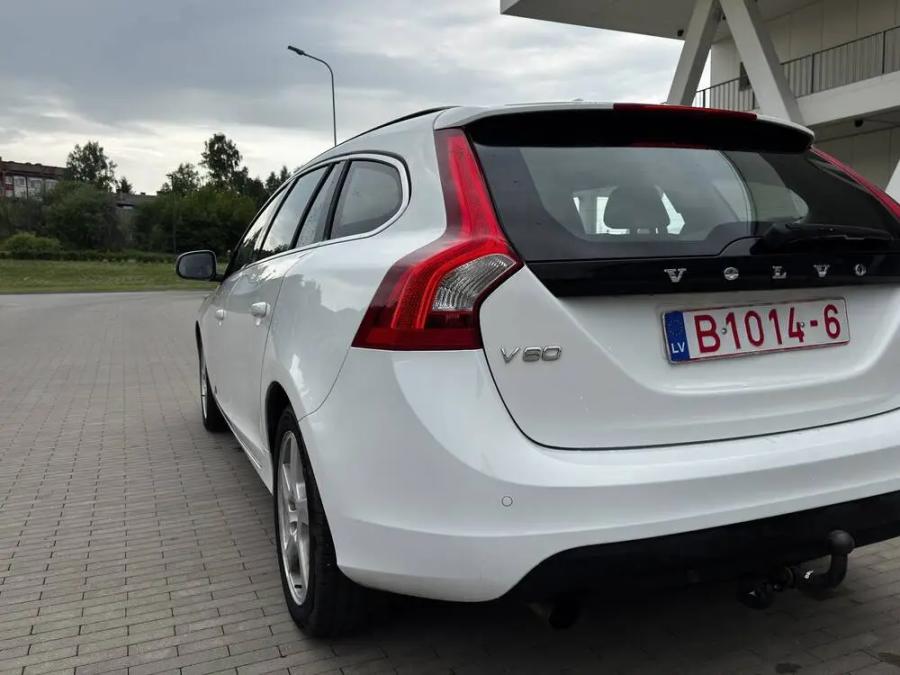 Balts Volvo V60 2011 Rēzekne, ar dzinēja tilpumu 2.00 L un nobraukumu 254 tūkst. km par 5900 €, foto 9 vietnē AUTOMOTO.COM.LV