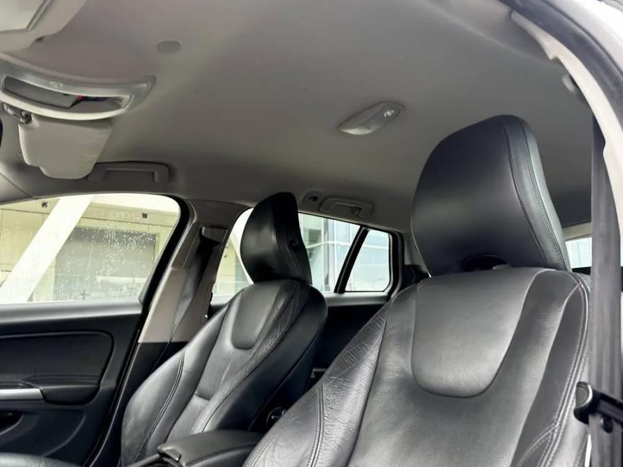 Balts Volvo V60 2011 Rēzekne, ar dzinēja tilpumu 2.00 L un nobraukumu 254 tūkst. km par 5900 €, foto 12 vietnē AUTOMOTO.COM.LV