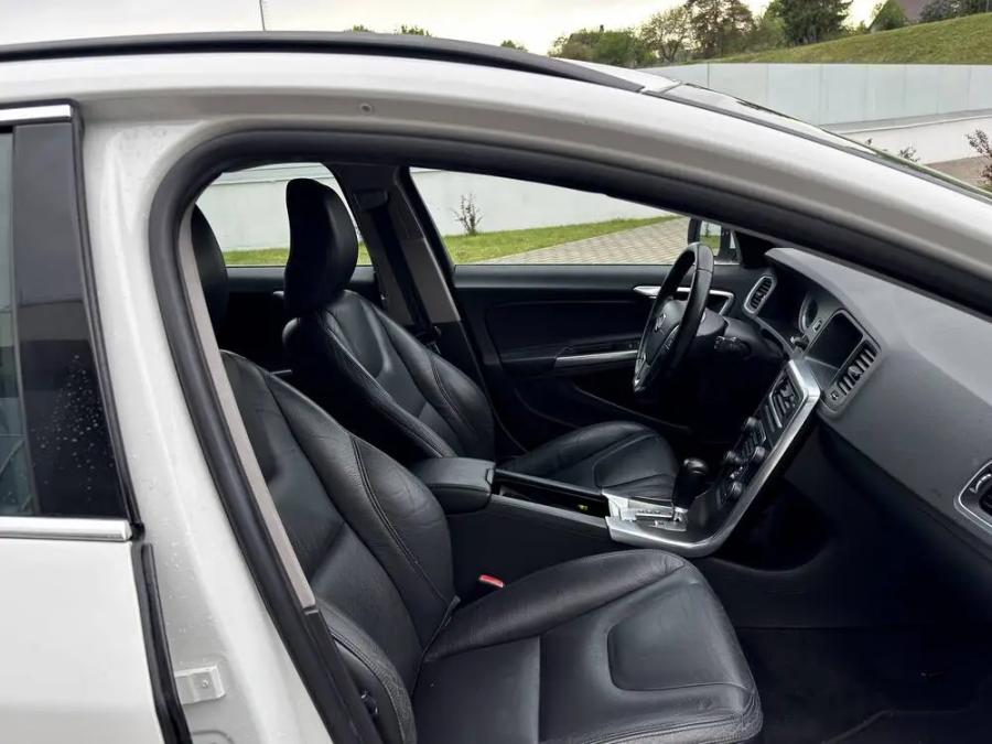 Balts Volvo V60 2011 Rēzekne, ar dzinēja tilpumu 2.00 L un nobraukumu 254 tūkst. km par 5900 €, foto 13 vietnē AUTOMOTO.COM.LV