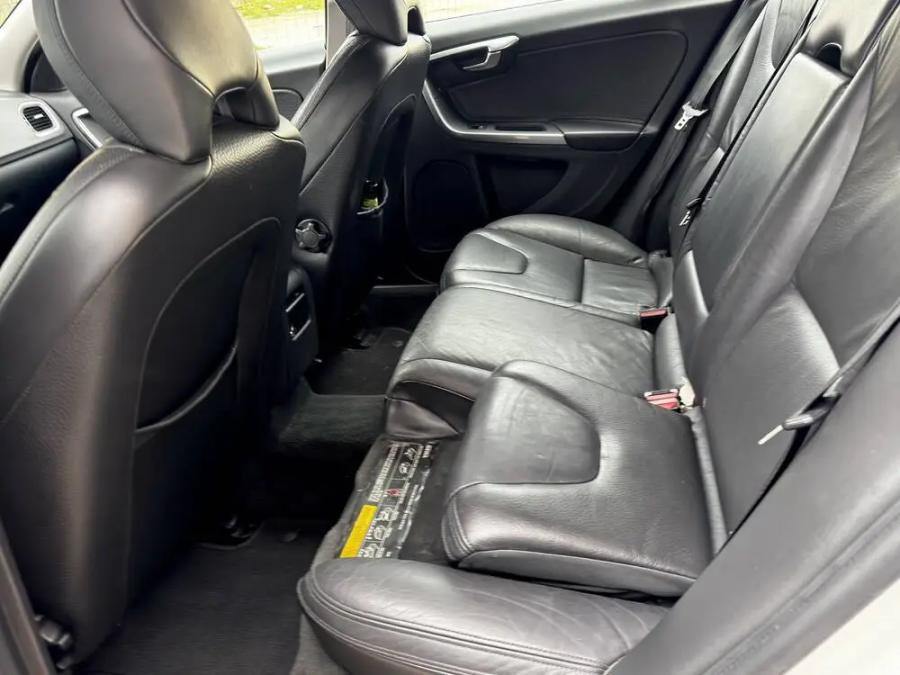 Balts Volvo V60 2011 Rēzekne, ar dzinēja tilpumu 2.00 L un nobraukumu 254 tūkst. km par 5900 €, foto 15 vietnē AUTOMOTO.COM.LV
