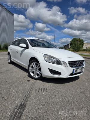 Balts Volvo V60 2011 Valmiera, ar dzinēja tilpumu 2.00 L un nobraukumu 0 tūkst. km par 5099 €, foto  vietnē AUTOMOTO.COM.LV