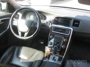 White Volvo V60 2011 in Riga, with an engine capacity of 2.00 L and mileage of 167 thousand km for 7250 €, photo 11 on AUTOMOTO.COM.LV
