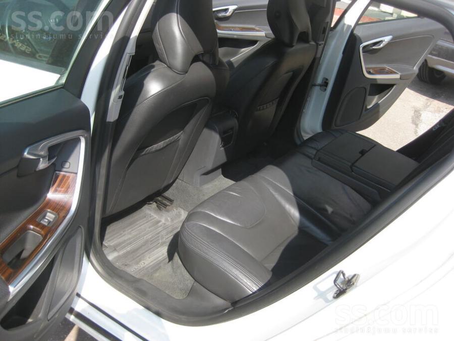 White Volvo V60 2011 in Riga, with an engine capacity of 2.00 L and mileage of 167 thousand km for 7250 €, photo 12 on AUTOMOTO.COM.LV