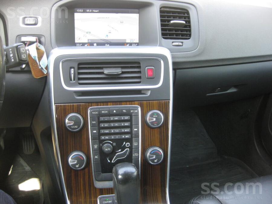 White Volvo V60 2011 in Riga, with an engine capacity of 2.00 L and mileage of 167 thousand km for 7250 €, photo 15 on AUTOMOTO.COM.LV