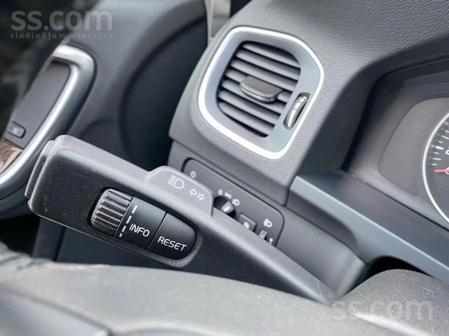 White Volvo V60 2011 in Riga, with an engine capacity of 2.00 L and mileage of 167 thousand km for 7250 €, photo 17 on AUTOMOTO.COM.LV