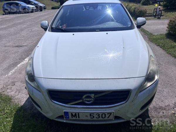 White Volvo V60 2011 in Talsi, with an engine capacity of 2.40 L and mileage of 382 thousand km for 4770 €, photo 2 on AUTOMOTO.COM.LV