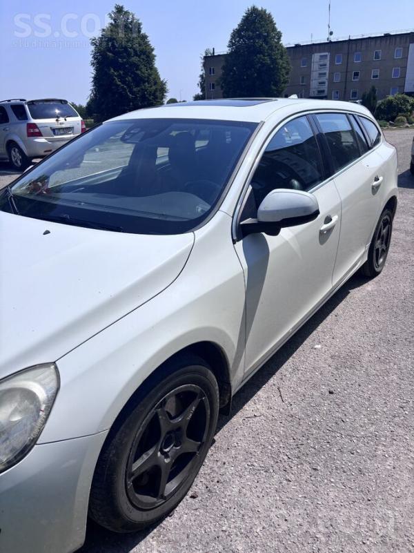 White Volvo V60 2011 in Talsi, with an engine capacity of 2.40 L and mileage of 382 thousand km for 4770 €, photo 4 on AUTOMOTO.COM.LV