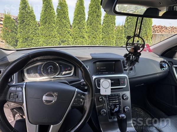 White Volvo V60 2011 in Talsi, with an engine capacity of 2.40 L and mileage of 382 thousand km for 4770 €, photo 6 on AUTOMOTO.COM.LV
