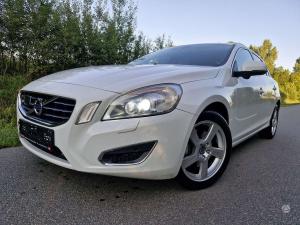 Balts Volvo V60 2011 Viļņa, ar dzinēja tilpumu 2.40 L un nobraukumu 275 tūkst. km par 6800 €, foto  vietnē AUTOMOTO.COM.LV