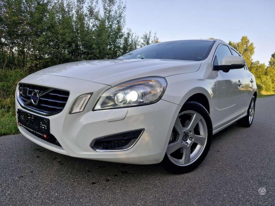 Balts Volvo V60 2011 Viļņa, ar dzinēja tilpumu 2.40 L un nobraukumu 275 tūkst. km par 6800 €, foto 1 vietnē AUTOMOTO.COM.LV
