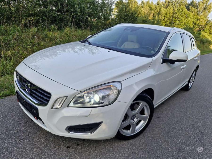 Balts Volvo V60 2011 Viļņa, ar dzinēja tilpumu 2.40 L un nobraukumu 275 tūkst. km par 6800 €, foto 3 vietnē AUTOMOTO.COM.LV
