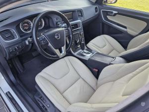 Balts Volvo V60 2011 Viļņa, ar dzinēja tilpumu 2.40 L un nobraukumu 275 tūkst. km par 6800 €, foto 10 vietnē AUTOMOTO.COM.LV