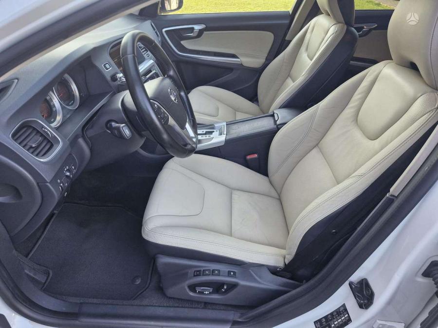 Balts Volvo V60 2011 Viļņa, ar dzinēja tilpumu 2.40 L un nobraukumu 275 tūkst. km par 6800 €, foto 12 vietnē AUTOMOTO.COM.LV