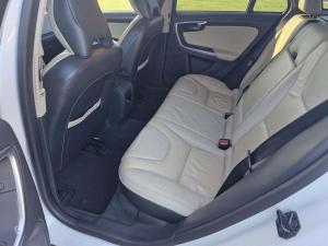 Balts Volvo V60 2011 Viļņa, ar dzinēja tilpumu 2.40 L un nobraukumu 275 tūkst. km par 6800 €, foto 14 vietnē AUTOMOTO.COM.LV