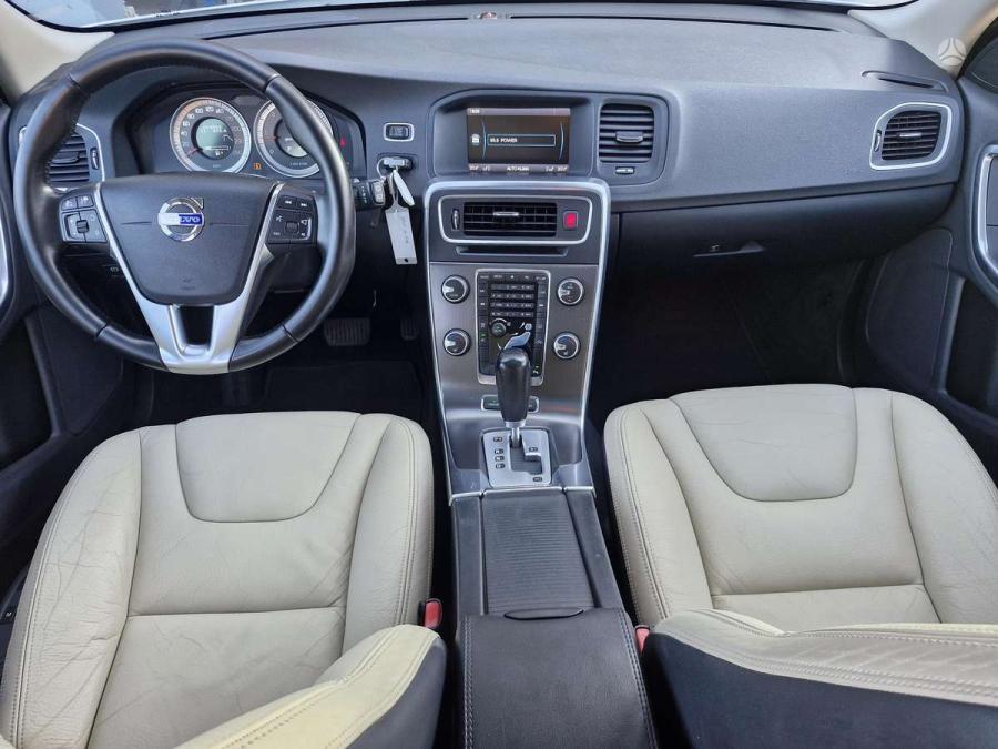 Balts Volvo V60 2011 Viļņa, ar dzinēja tilpumu 2.40 L un nobraukumu 275 tūkst. km par 6800 €, foto 16 vietnē AUTOMOTO.COM.LV