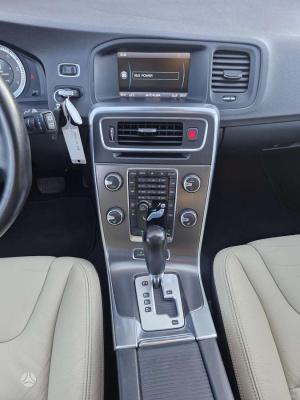 Balts Volvo V60 2011 Viļņa, ar dzinēja tilpumu 2.40 L un nobraukumu 275 tūkst. km par 6800 €, foto 17 vietnē AUTOMOTO.COM.LV