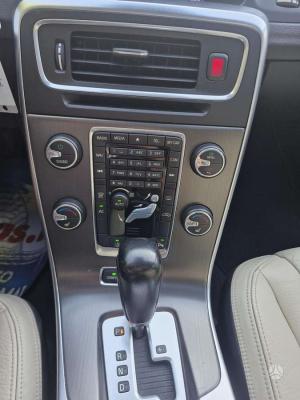 Balts Volvo V60 2011 Viļņa, ar dzinēja tilpumu 2.40 L un nobraukumu 275 tūkst. km par 6800 €, foto 23 vietnē AUTOMOTO.COM.LV