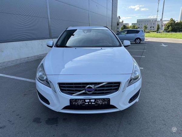 White Volvo V60 2011 in Telschi, with an engine capacity of 2.00 L and mileage of 277 thousand km for 4500 €, photo 2 on AUTOMOTO.COM.LV