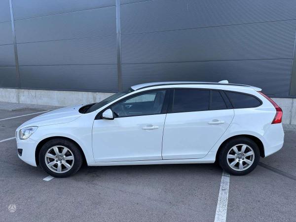 White Volvo V60 2011 in Telschi, with an engine capacity of 2.00 L and mileage of 277 thousand km for 4500 €, photo 8 on AUTOMOTO.COM.LV