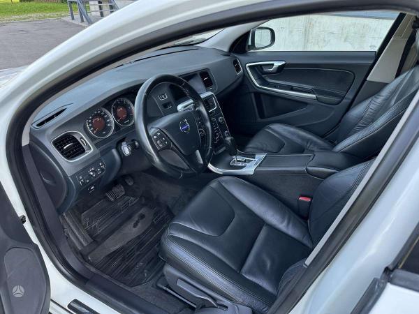 White Volvo V60 2011 in Telschi, with an engine capacity of 2.00 L and mileage of 277 thousand km for 4500 €, photo 9 on AUTOMOTO.COM.LV